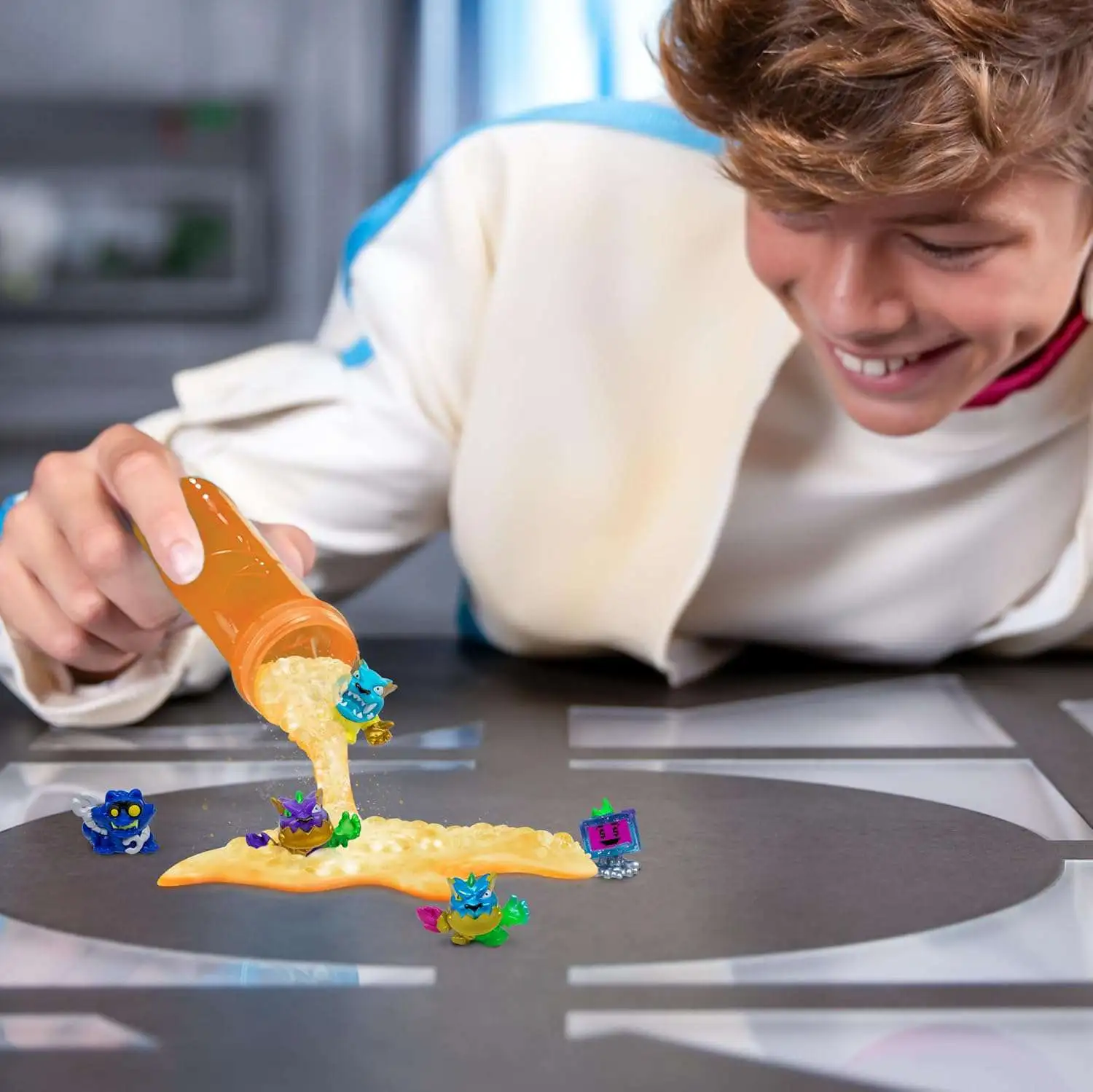 MrBeast Lab Swarms Atomic Series Mystery Figure 5-Pack 5 RANDOM Micro ...